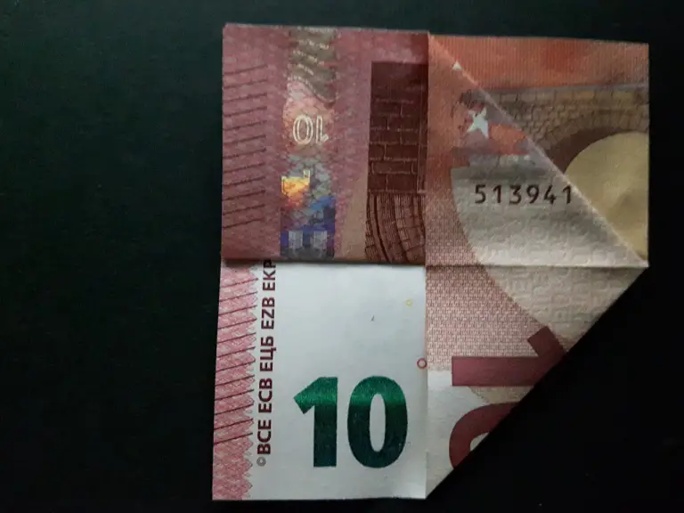 Pyramide aus einem Geldschein falten - Origami-Anleitung