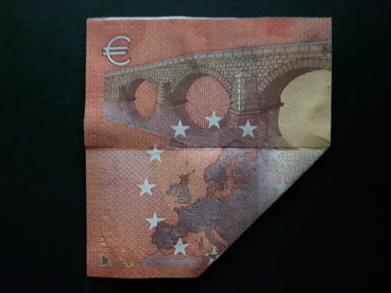 Pyramide aus einem Geldschein falten - Origami-Anleitung