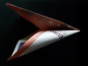 Pyramide aus einem Geldschein falten - Origami-Anleitung